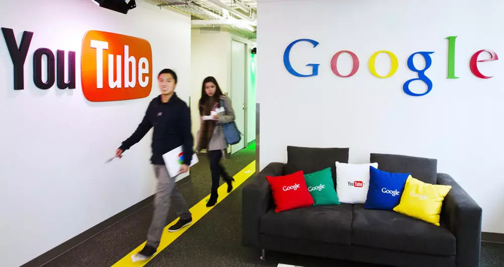 La foto de archivo muestra a personas caminando junto a un letrero de YouTube en la nueva oficina de Google en Toronto.