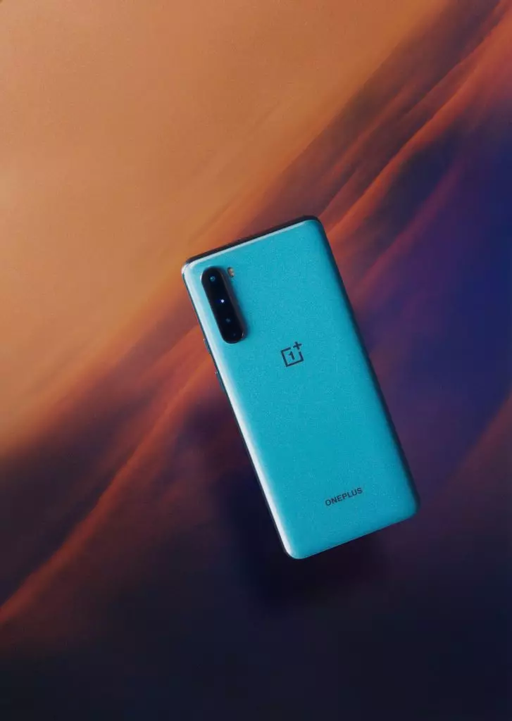 I-OnePlus Nord ihamba ngokusemthethweni nge-£379-tag 11264_3