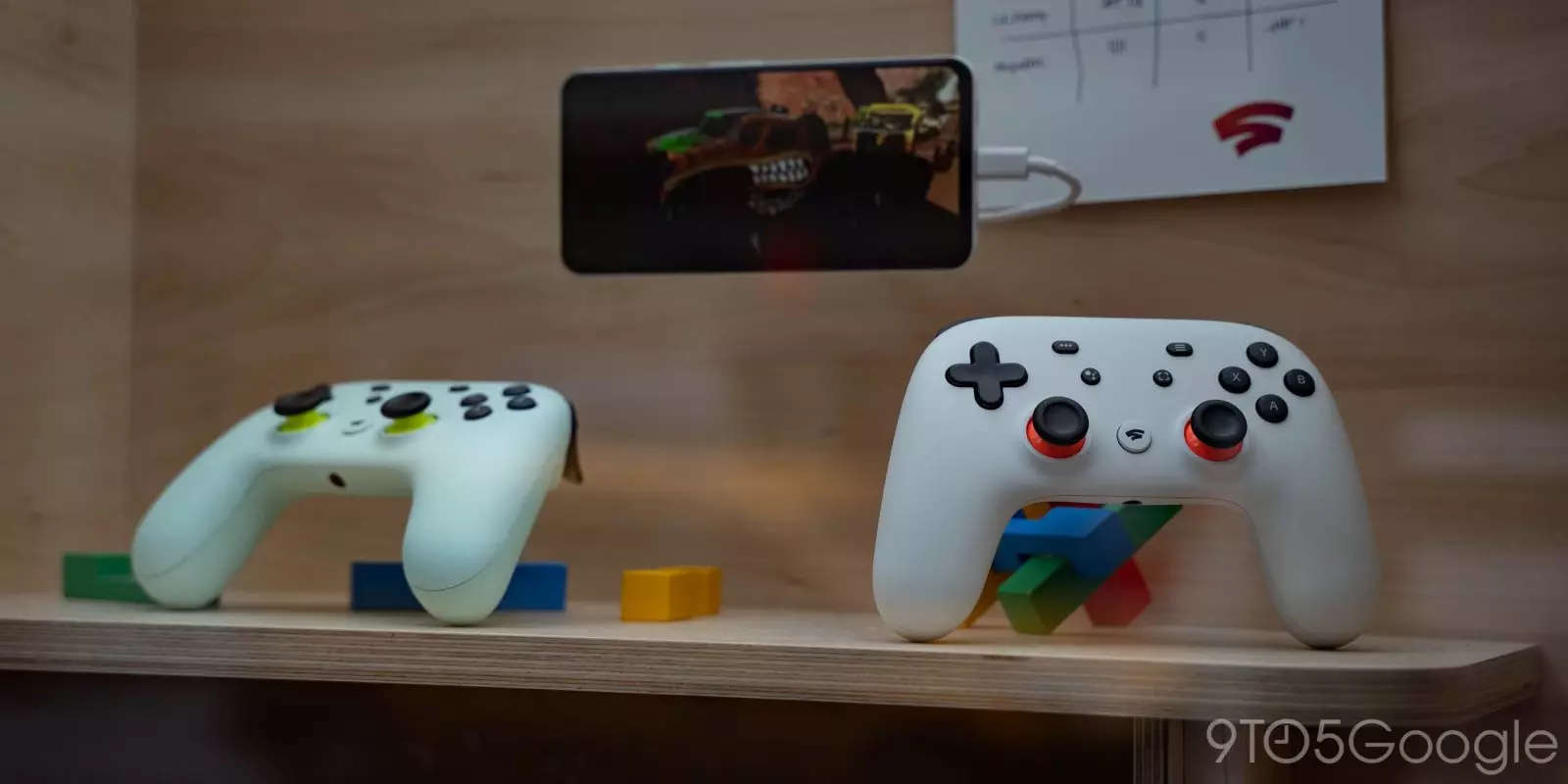 Deux manettes Stadia au Google Store de Chelsea