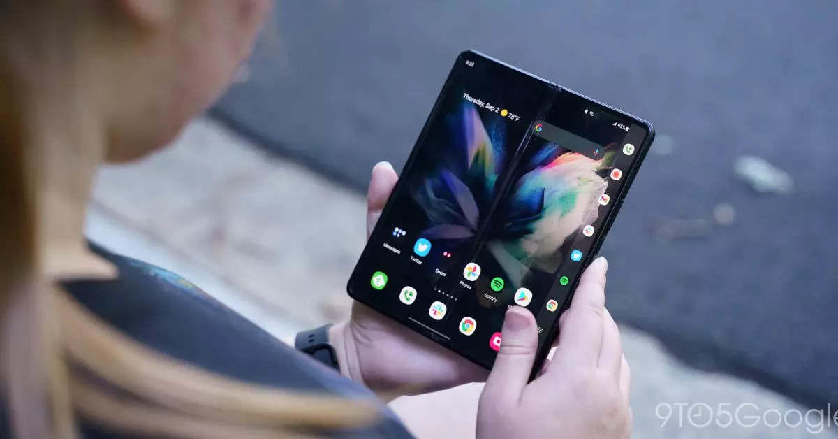 Samsung Galaxy Z Fold 4 yuav tsis muaj roj teeb loj dua, tab sis lub vijtsam sab hauv yuav dav dua