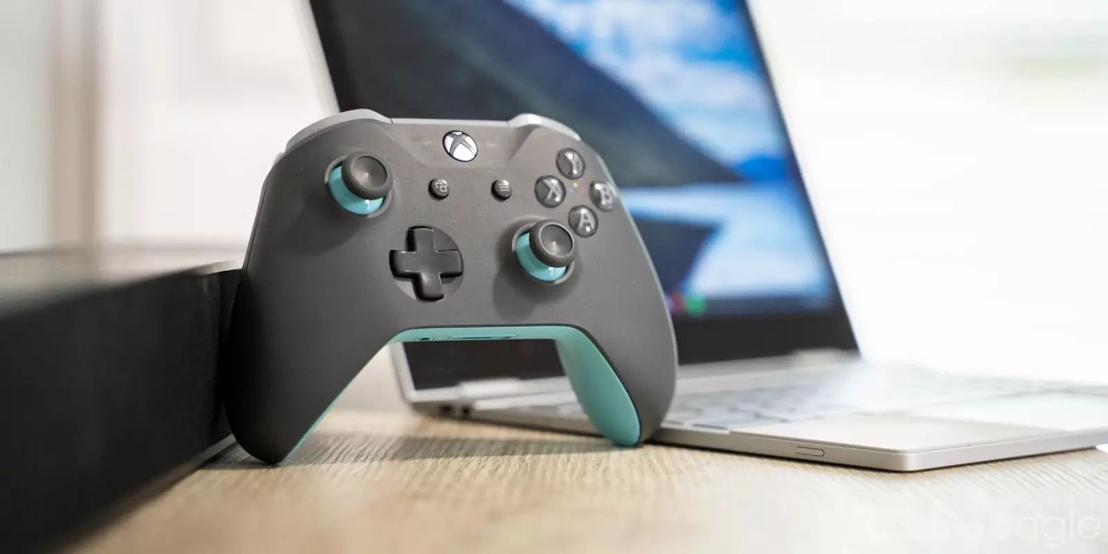 Ovladač Xbox opřený o Chromebook