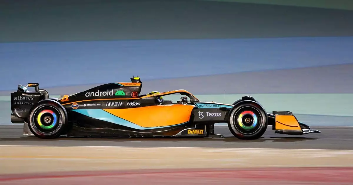 Mobil McLaren F1 olahraga 'Roda Chrome' lan logo Android