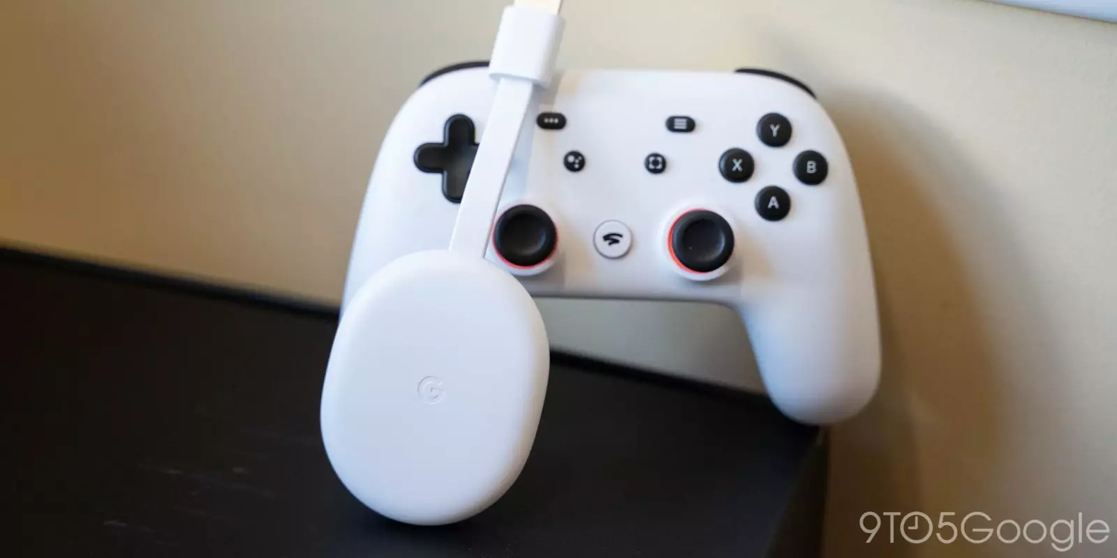 Stadia कन्ट्रोलर विरुद्ध झुकिएको Google TV सँग Chromecast