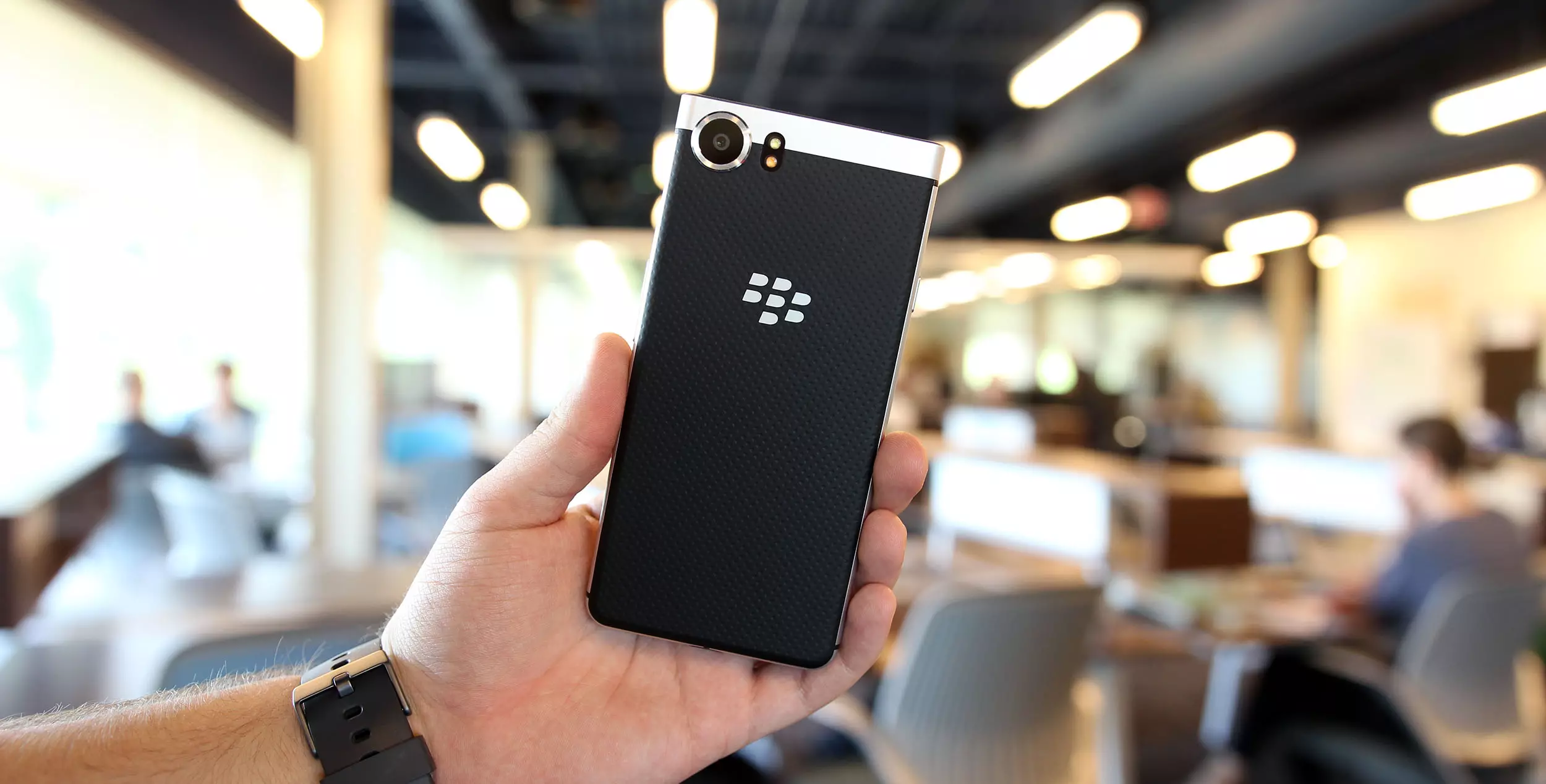 Endurskoðun: BlackBerry Keyone er skref aftur í tímann sem ég vil virkilega elska [Myndband] 26082_2