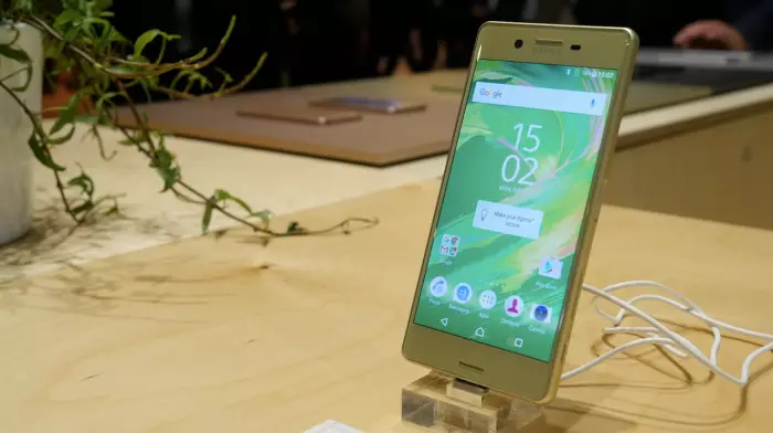 Xperia X ۋە Xperia XA - سونىينىڭ گاڭگىراپ قالغان ئالىي دەرىجىلىك قوغدىغۇچىلىرى بىلەن قول تۇتۇشۇش [Video] 27651_3