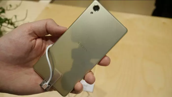 Xperia X һәм Xperia XA - Сониның буталчык премиумы урта рейгерлар белән куллар [Видео] 27651_4