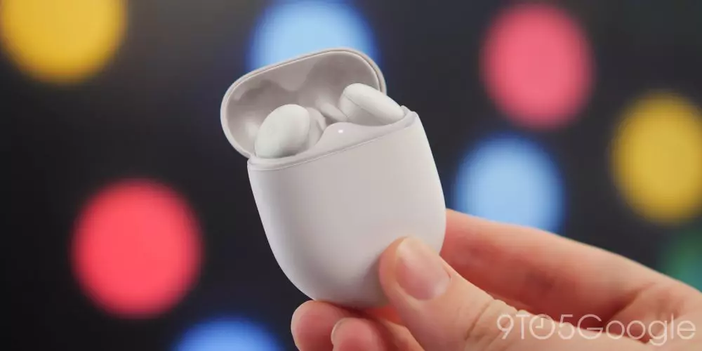 Izrađena slika kako vjerujemo da bi Pixel Buds A trebao izgledati, s potpuno bijelim dizajnom.