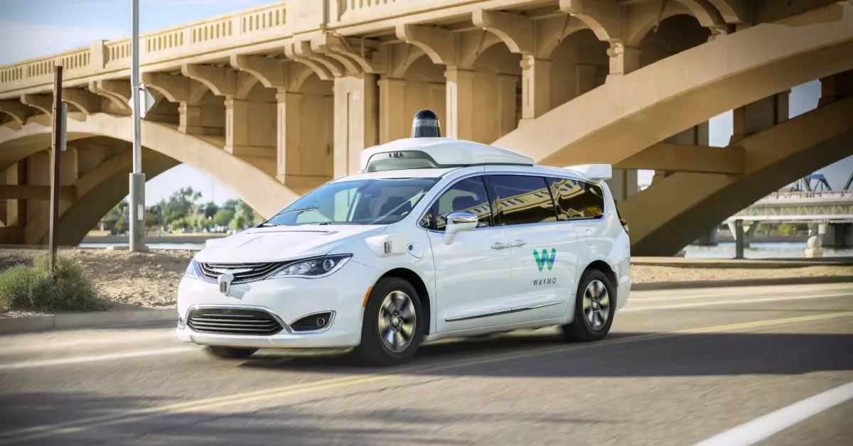 Waymo tau sim Wi-Fi hauv tsheb tsav tus kheej