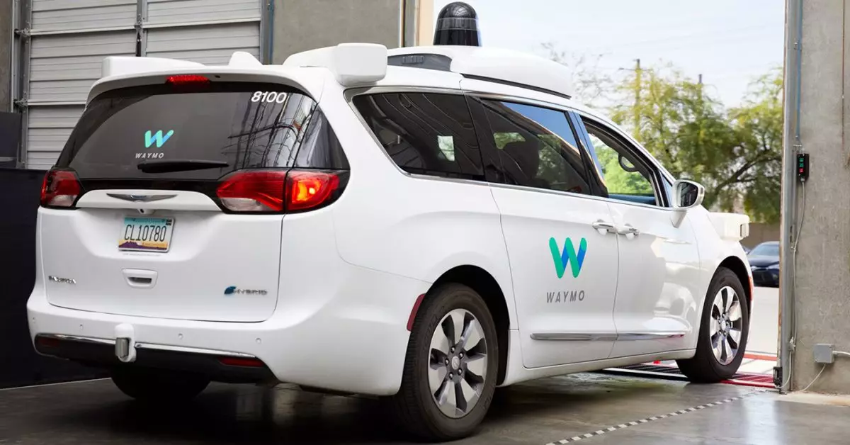 Waymo Калифорнияда жүргүнчүлөрдү ташуу үчүн уруксат алат