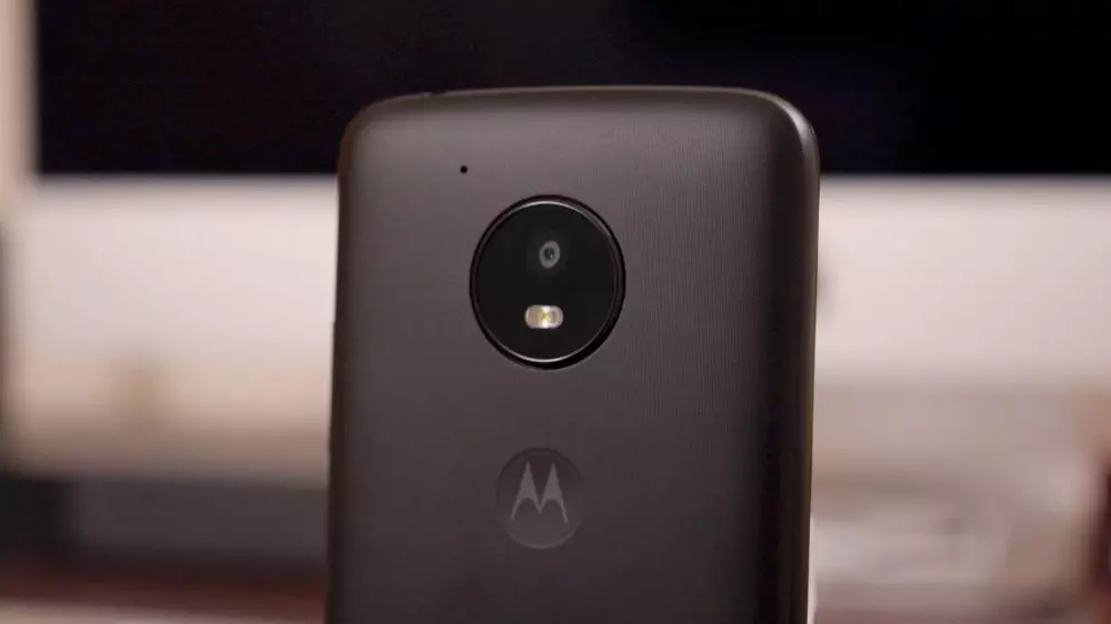 Барраси: Moto E4 асосҳоро барои муштариён дар буҷаи танг мехонад [Видео] 40549_4