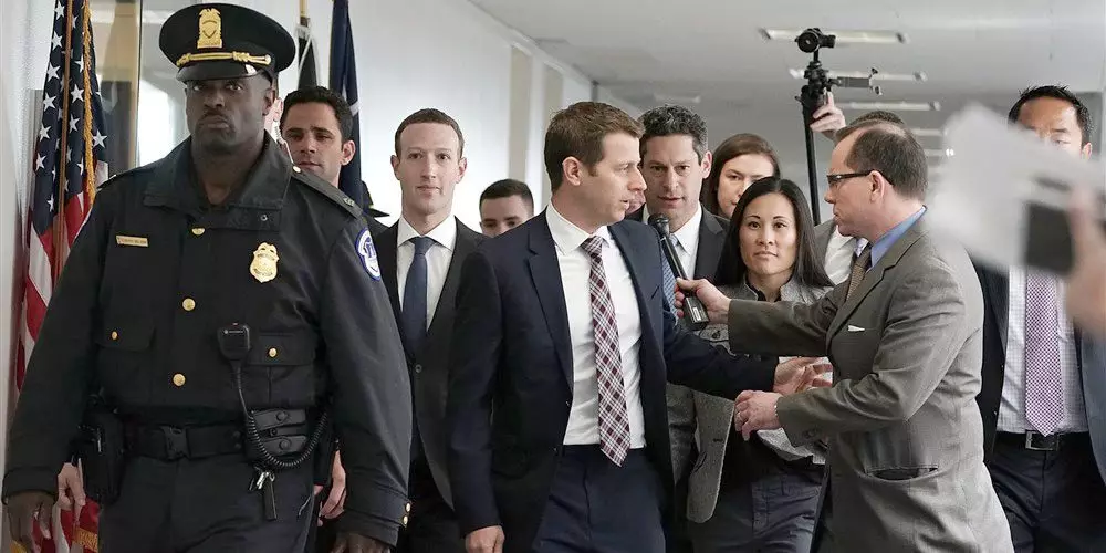 Facebook: Zuckerberg pide desculpas ao Congreso; Cambridge Analytica emite a negativa; lexislación improbable; máis 46802_1