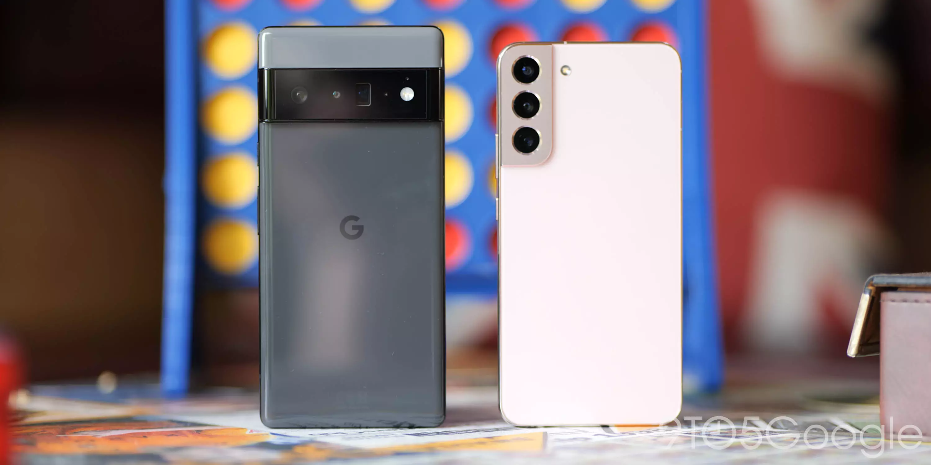 Google Pixel 6 Pro í Stormy Black með Samsung Galaxy S22+ í bleiku gulli