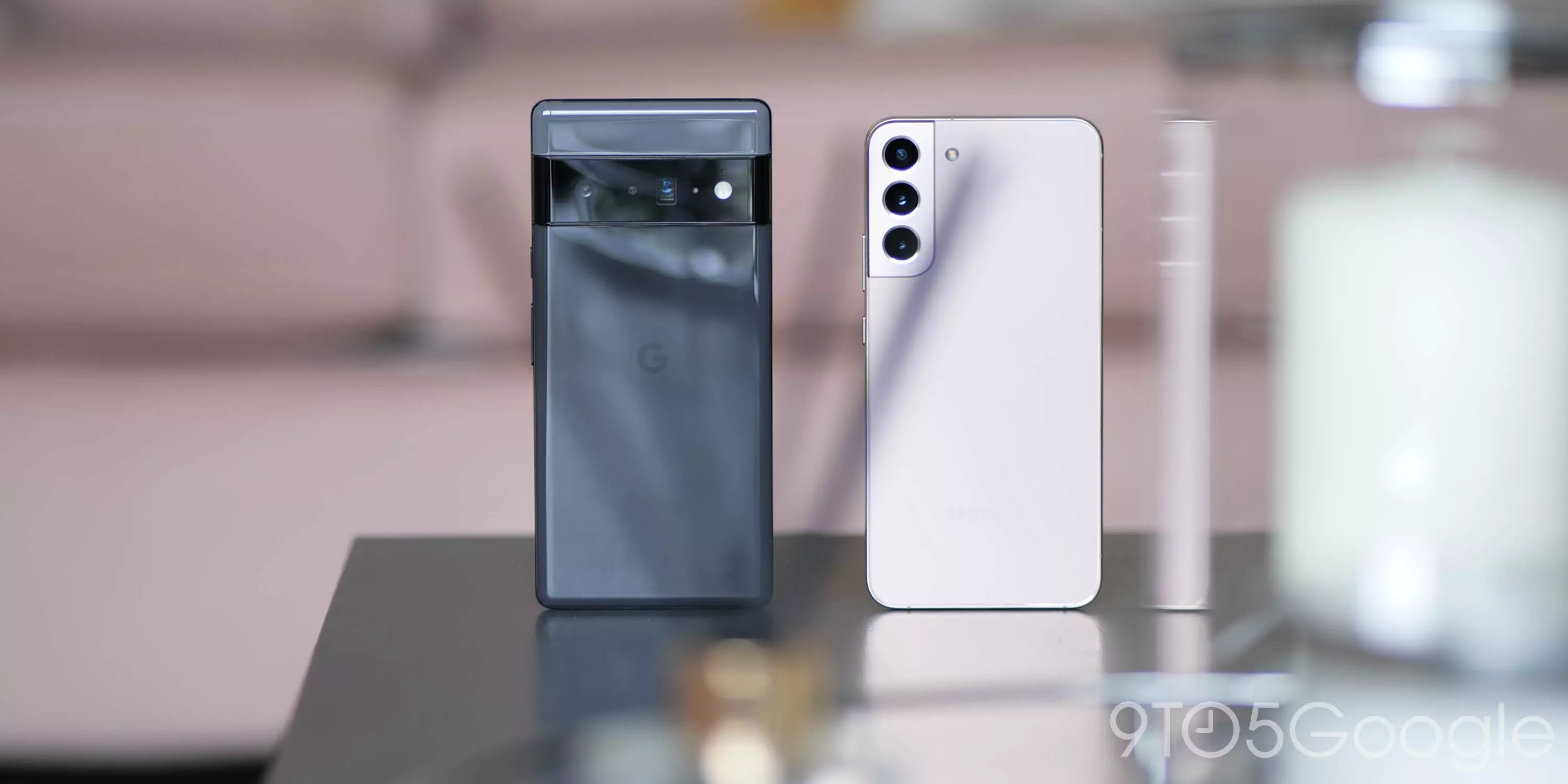 Google Pixel 6 Pro í Stormy Black með Samsung Galaxy S22+ í bleiku gulli