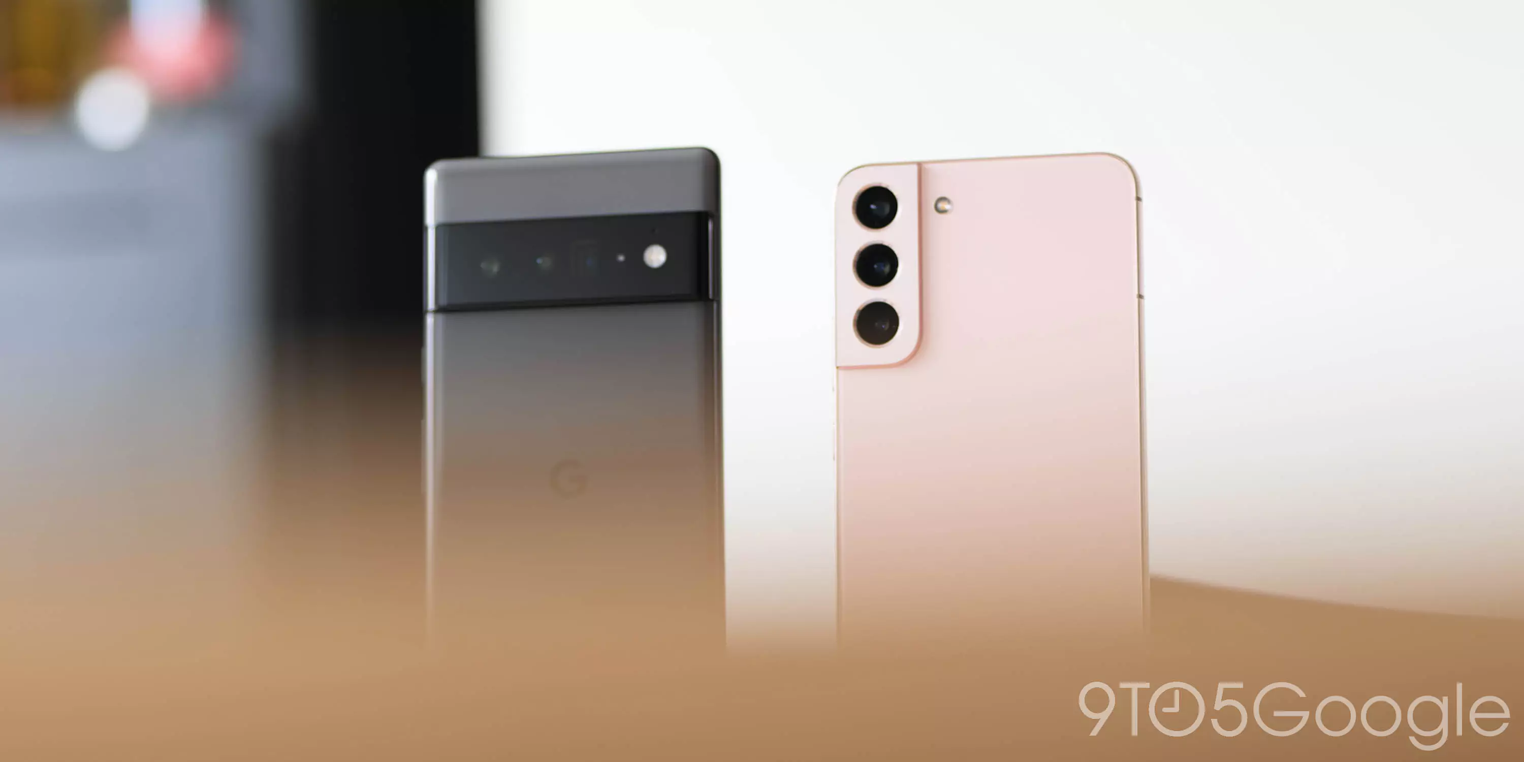 Google Pixel 6 Pro í Stormy Black með Samsung Galaxy S22+ í bleiku gulli