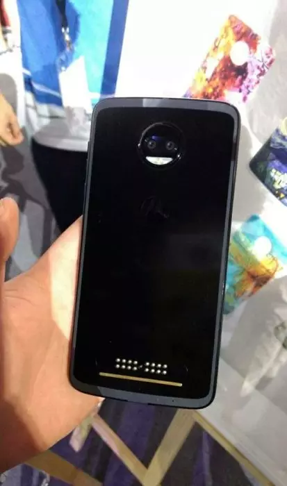 De första praktiska bilderna av Moto Z2 Force läcker före tillkännagivandet 55807_2