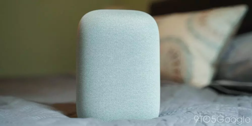 Google Nest Audio (Sage) na cama