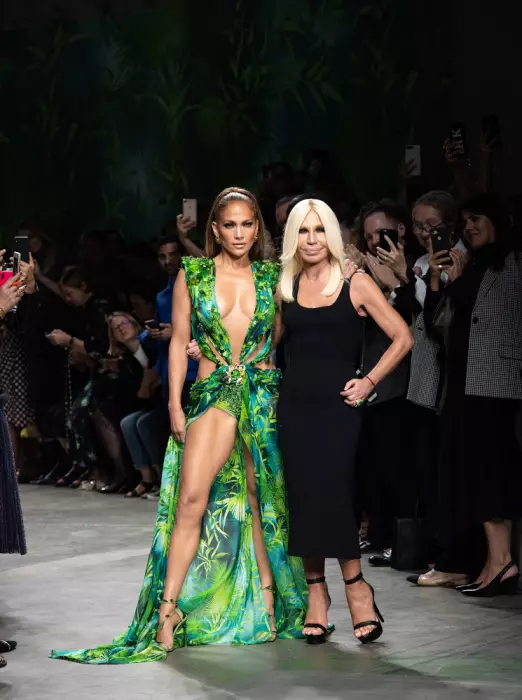 Google помог представить Лопес новое платье Versace Jungle 6164_2