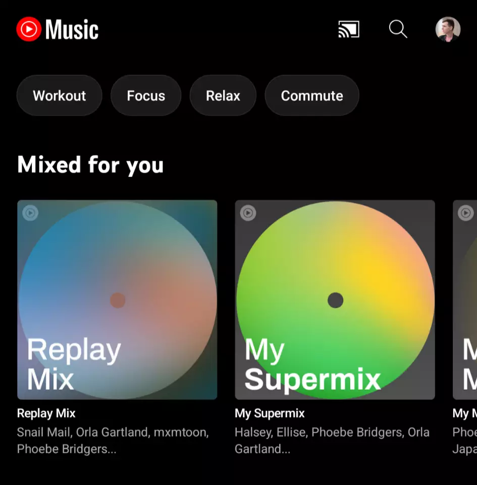 Скриншоти саҳифаи аслии YouTube Music, ки рӯйхати навозишро дар карусели боло нишон медиҳад.