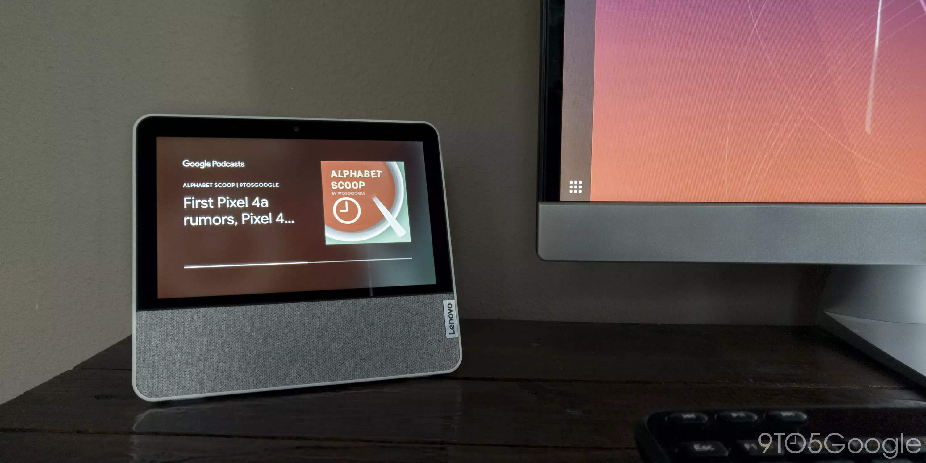 Разумны дысплей сядзіць на стале і гуляе апошні эпізод падкаста Alphabet Scoop.