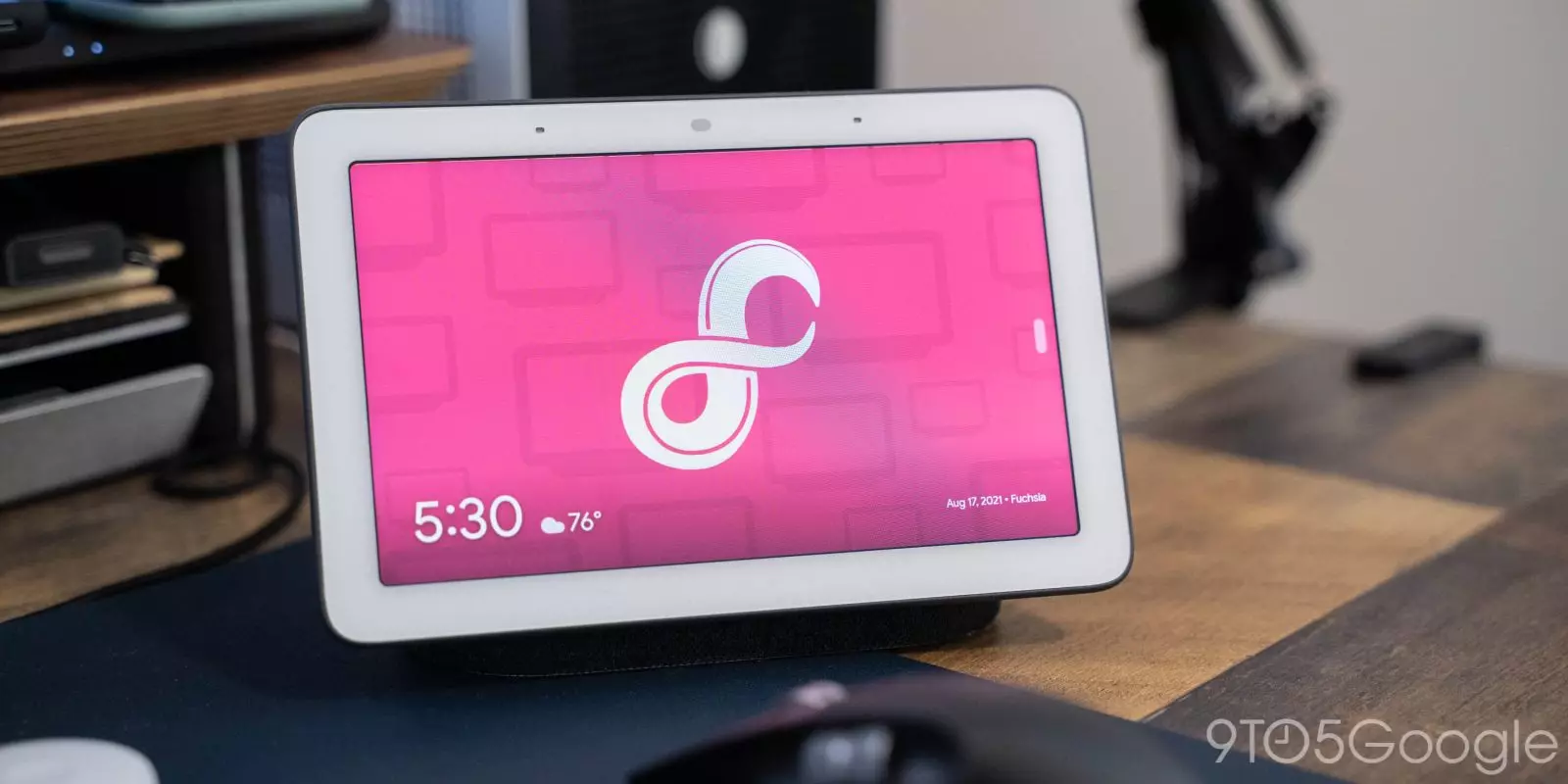 Das neue (2021) Logo für Fuchsia, angezeigt auf einem Nest Hub