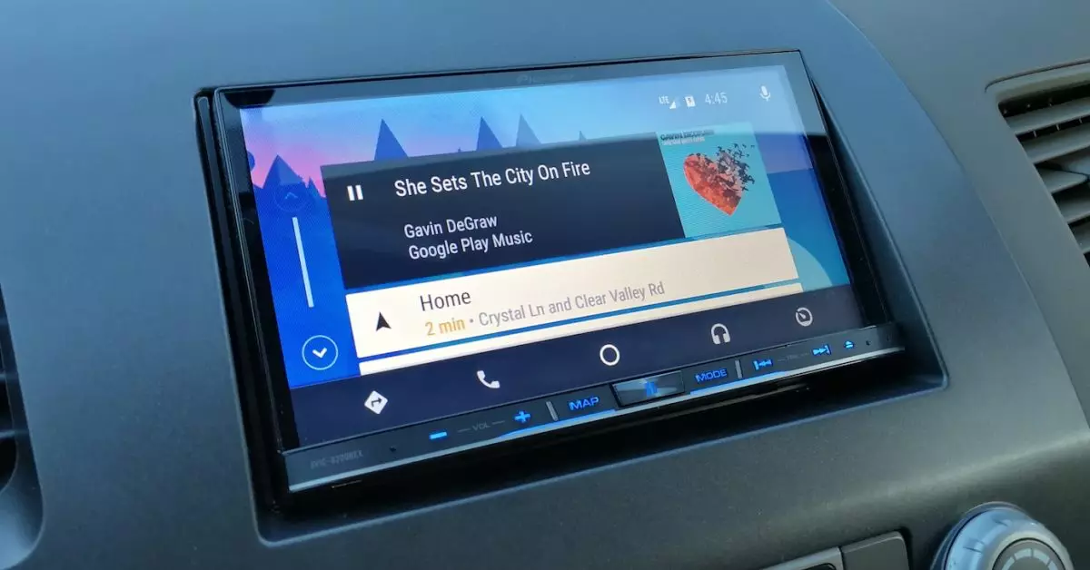 AAA considera que Android Auto distrae menos que otros sistemas de infoentretenimiento integrados